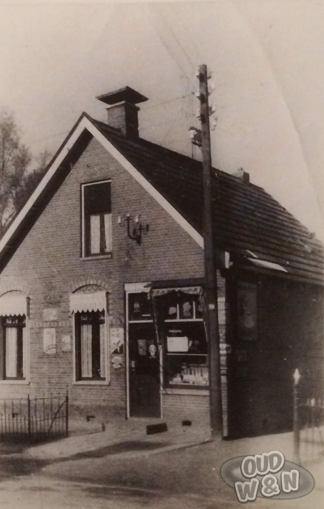 Deze kruidenierswinkel is in 1942 door P. Stuivenga gekocht van Tj ...